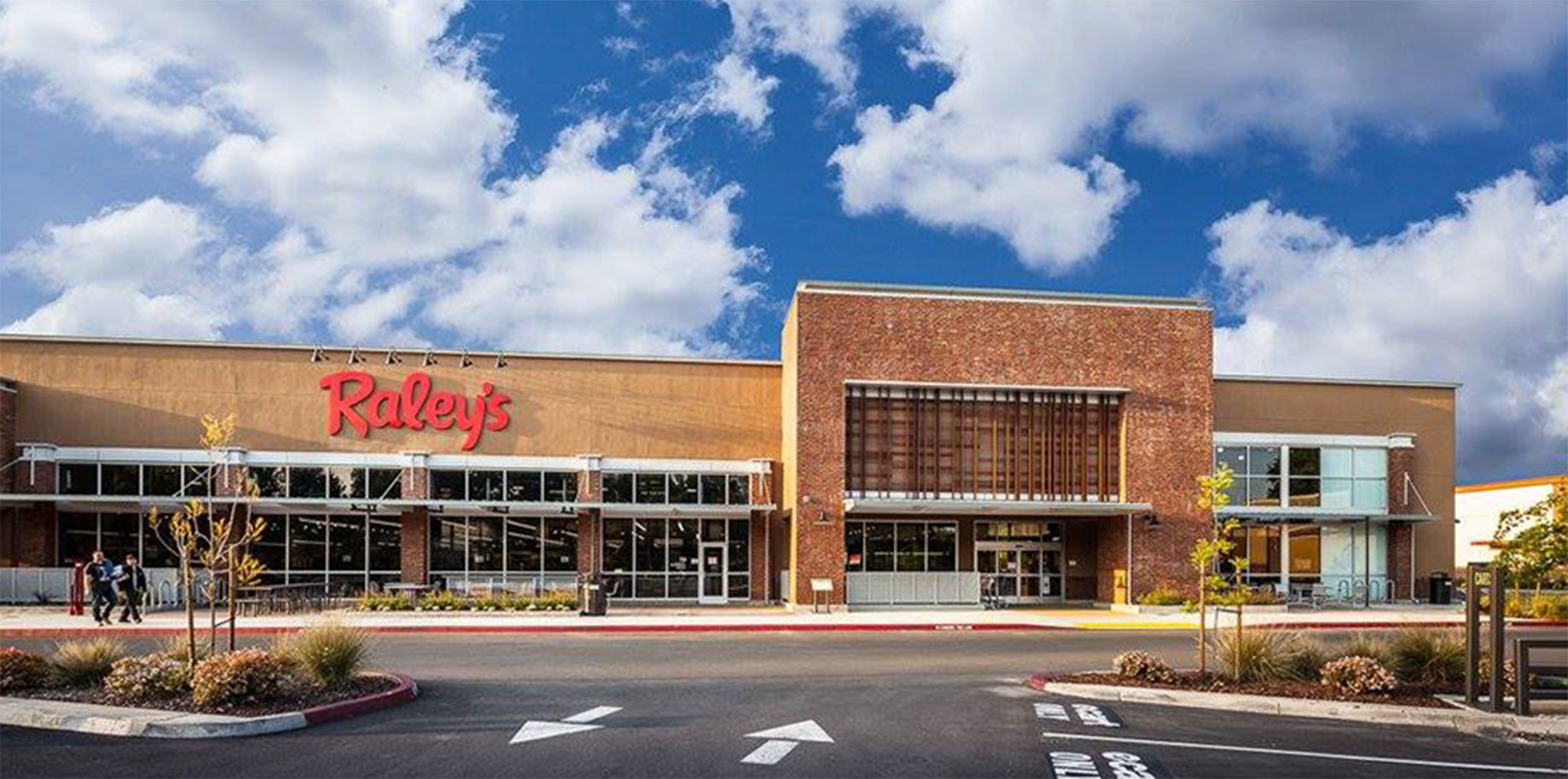 Image is of the front of the Raley's located on Fair Oaks Blvd